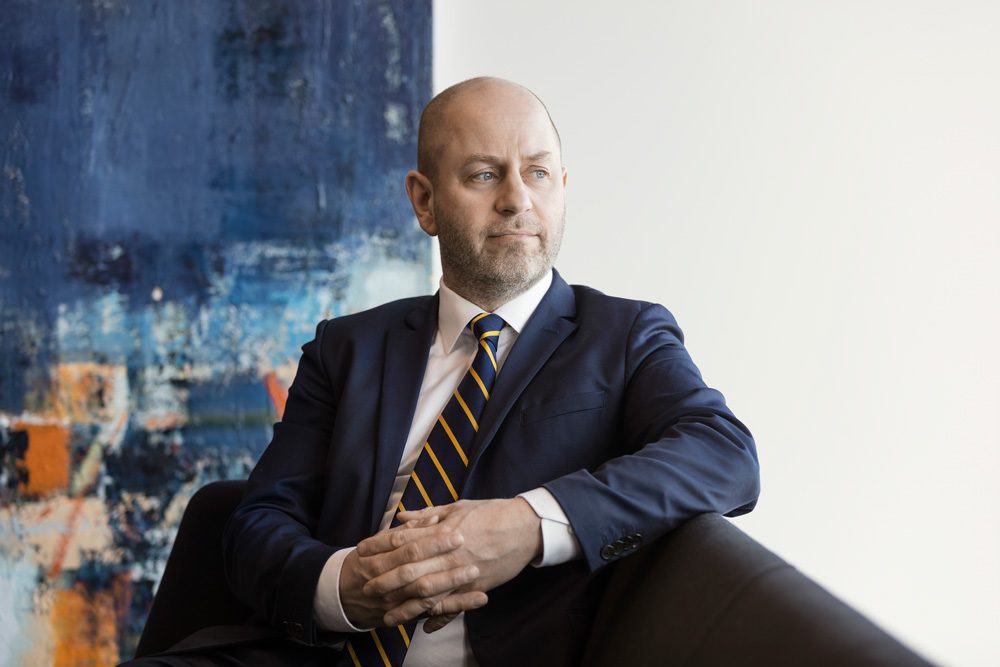 Joel undir Leitinum leggur frá sær sum stjóri á Posta ...