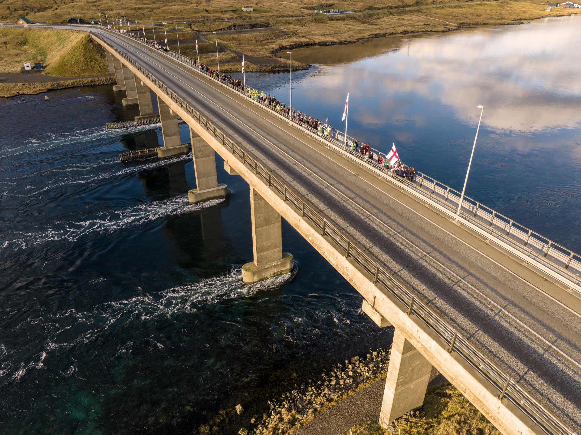 Skúlin við Streymin hátíðarhelt brúnna - Eysturoyarportalurin