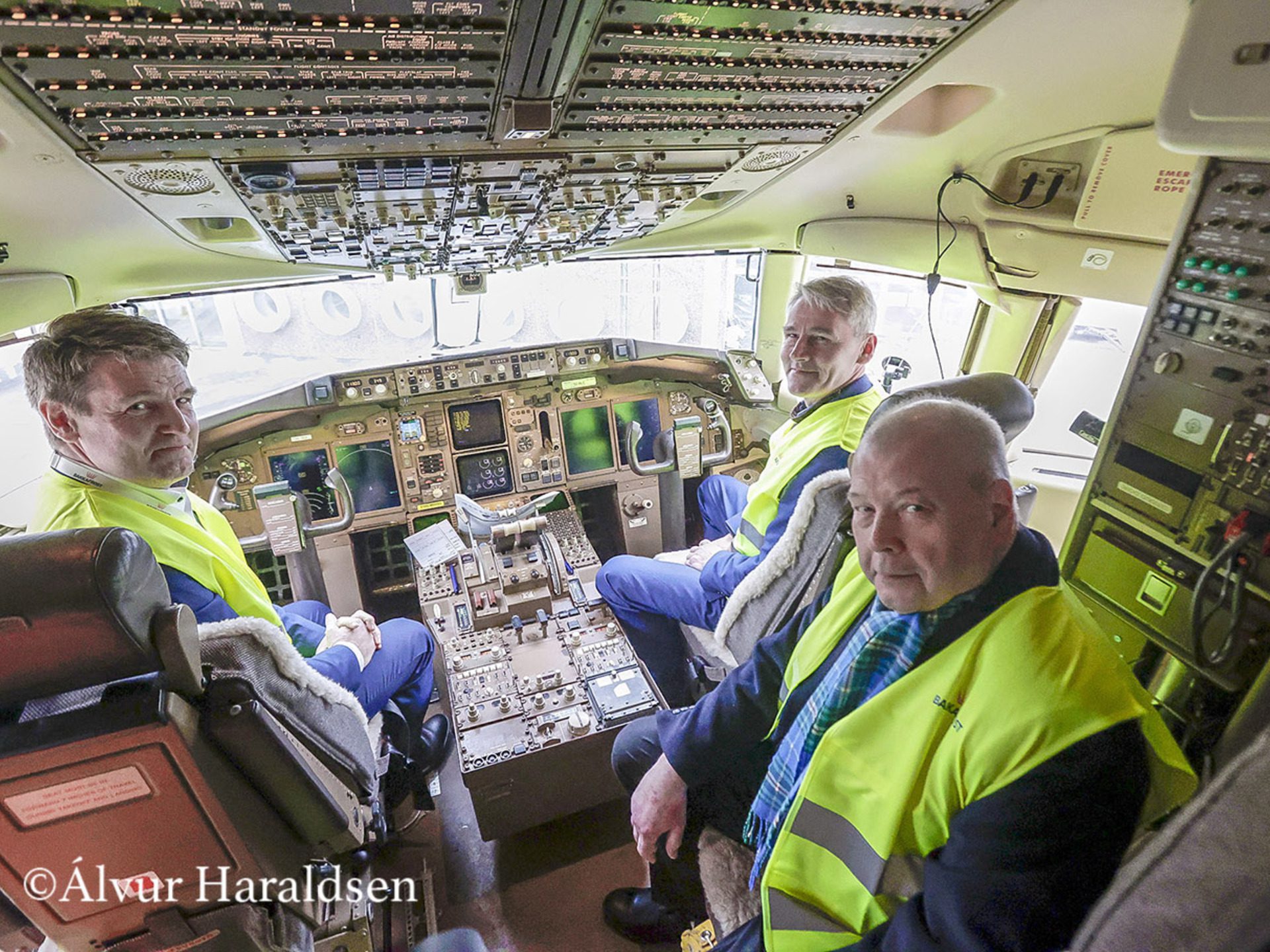 Breið tínar veingir út og flúgv so yvir vøtnini - Eysturoyarportalurin