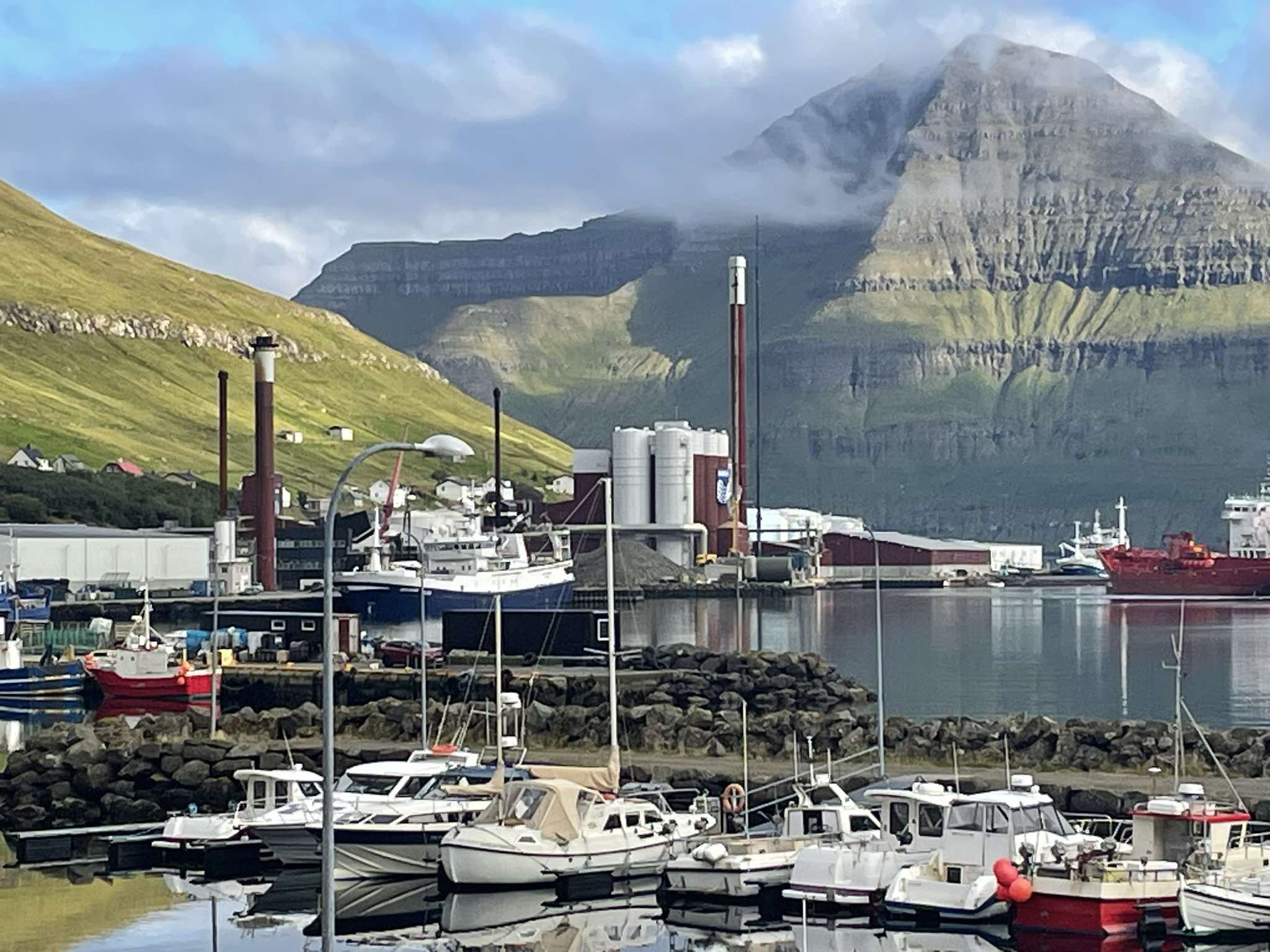 Stórur skorsteinur settur upp í Fuglafirði - Eysturoyarportalurin