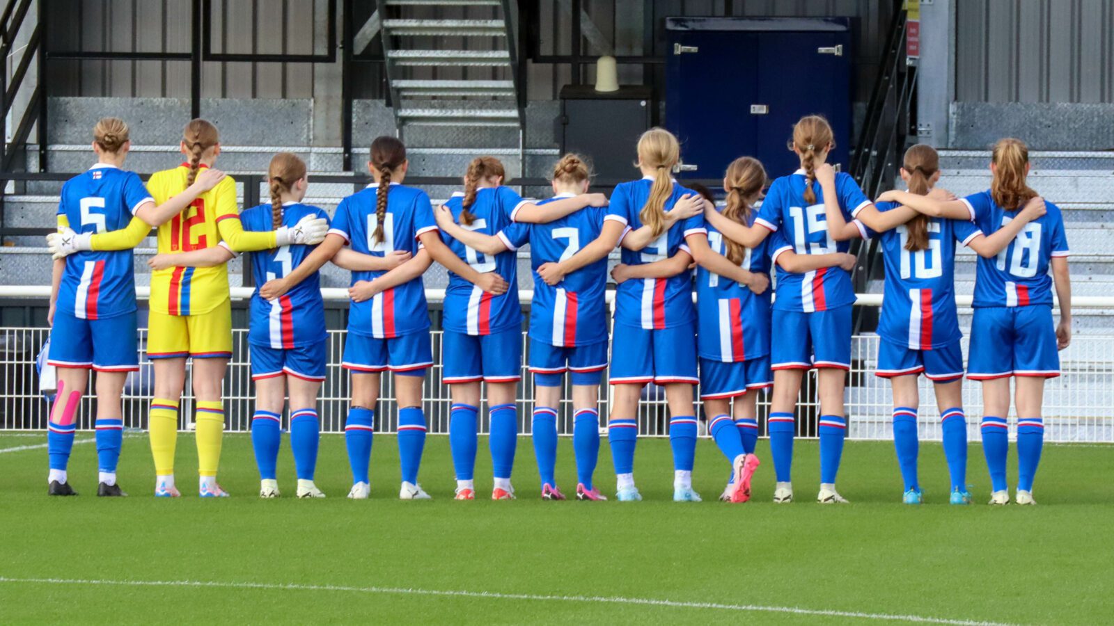 U16 og U17 genturnar til Ísland - Eysturoyarportalurin