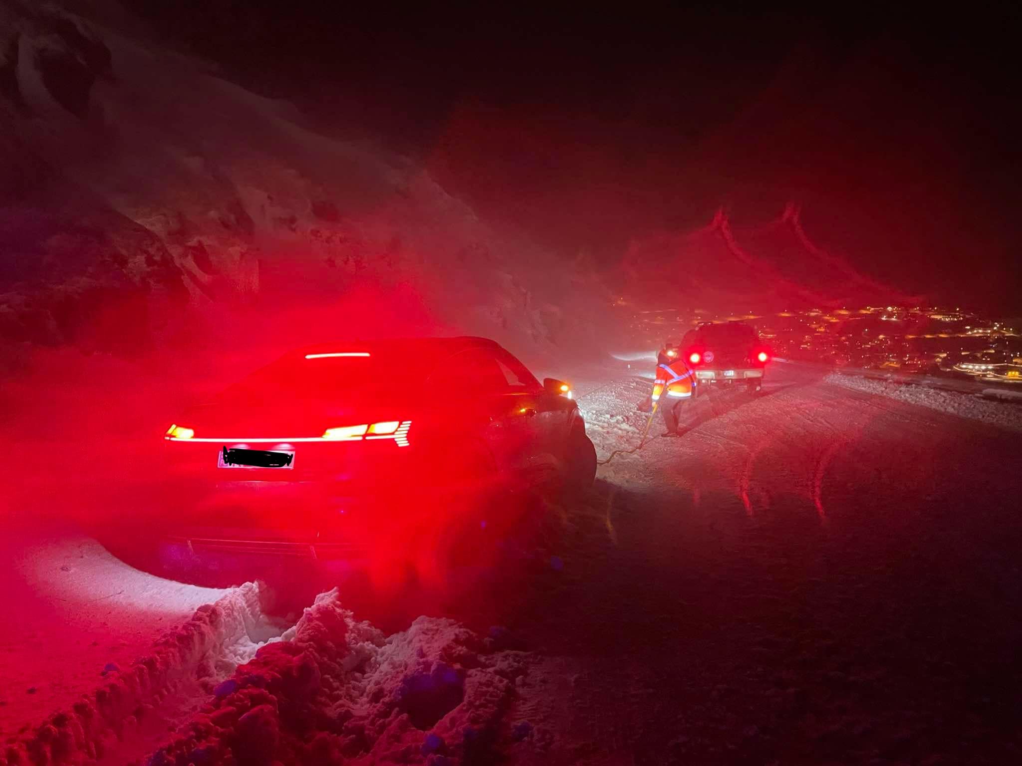 Bilur rendi seg fastan - Eysturoyarportalurin