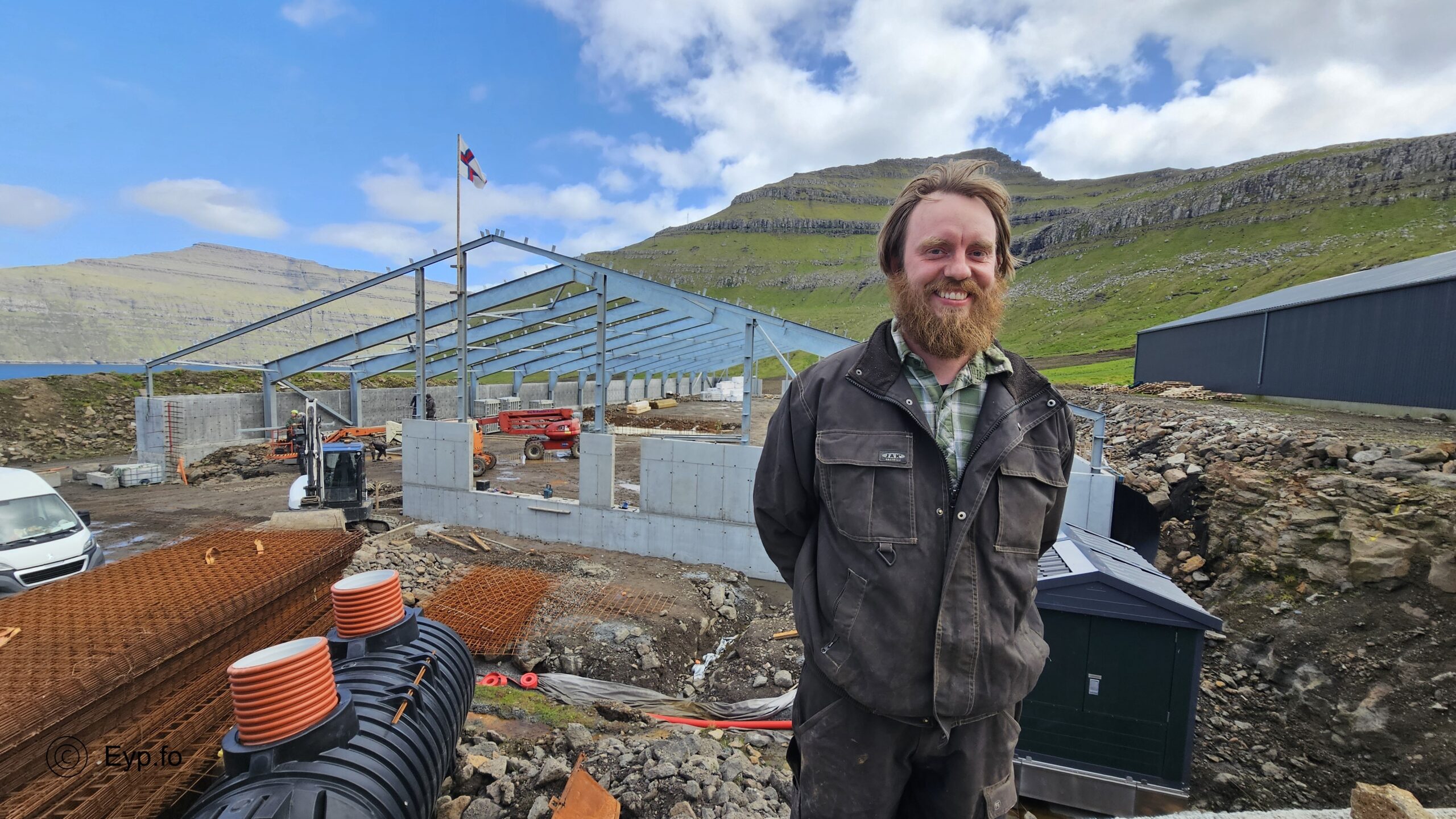 Bóndin byggir: Í dag var reisigildið úti á Vík - Eysturoyarportalurin