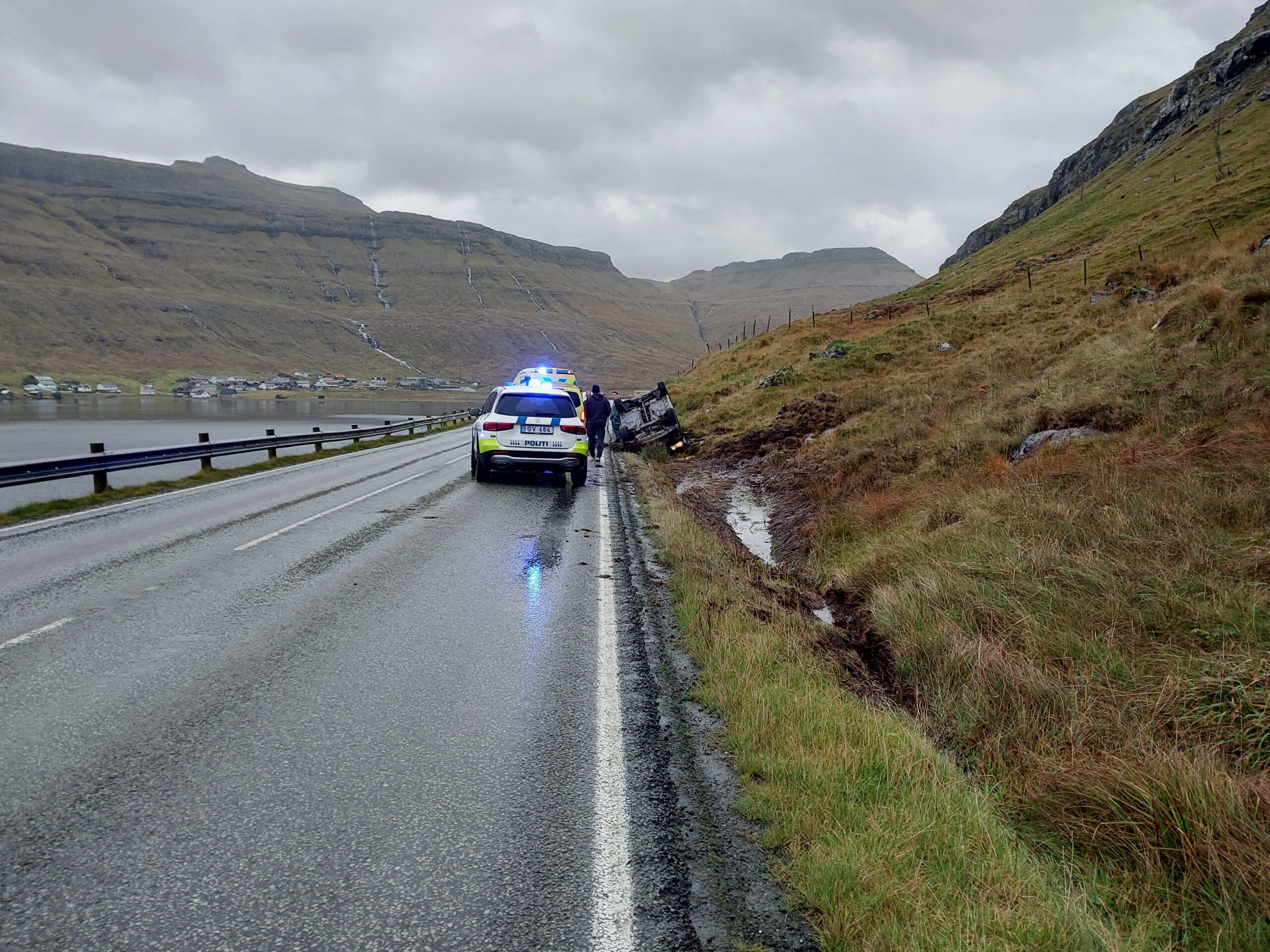Bilur endaði á takinum - Eysturoyarportalurin