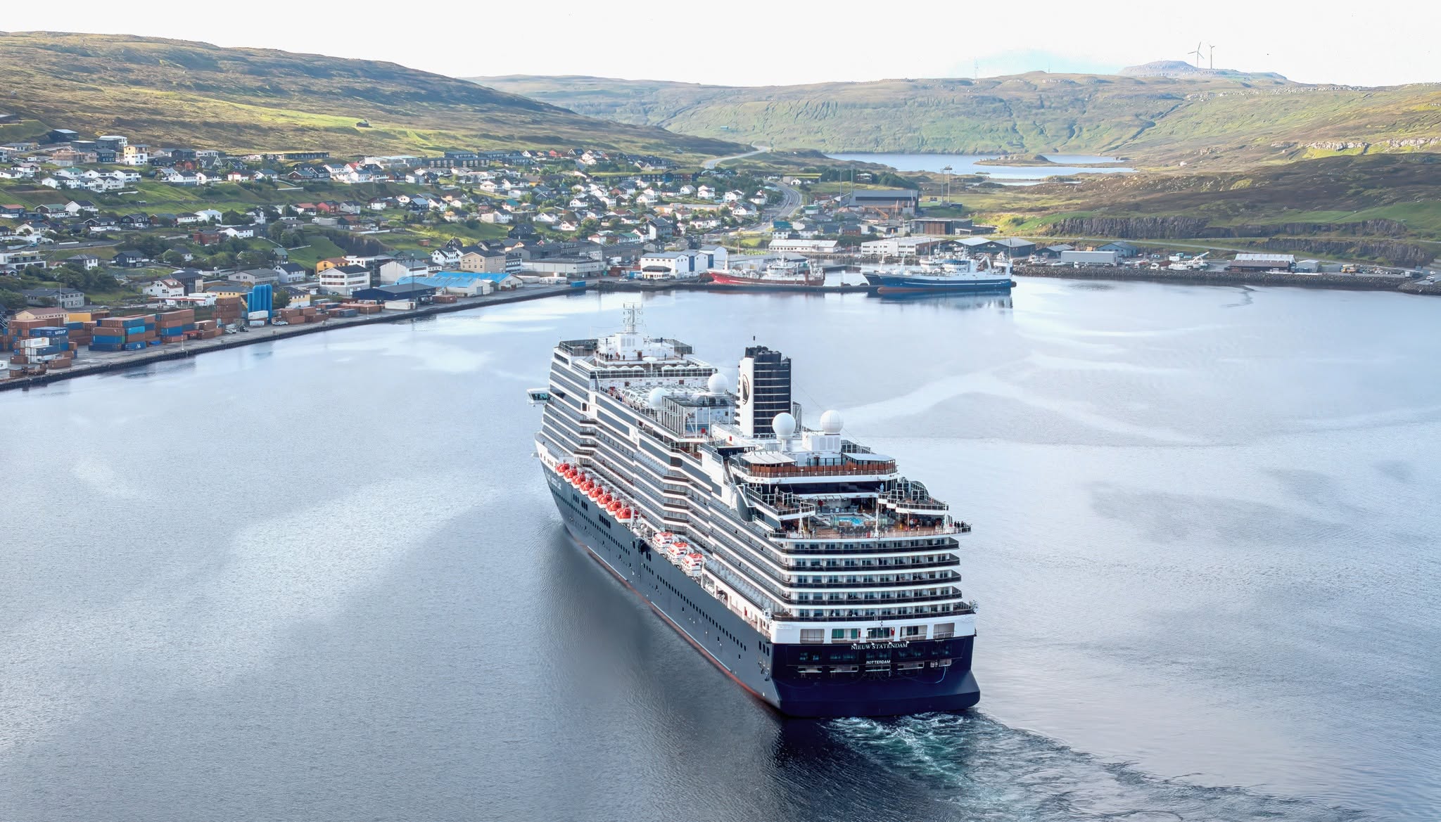 Ein risi við Kongshavn - Eysturoyarportalurin